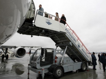 Self-propelled passenger stair, passenger stairs for passenger boarding