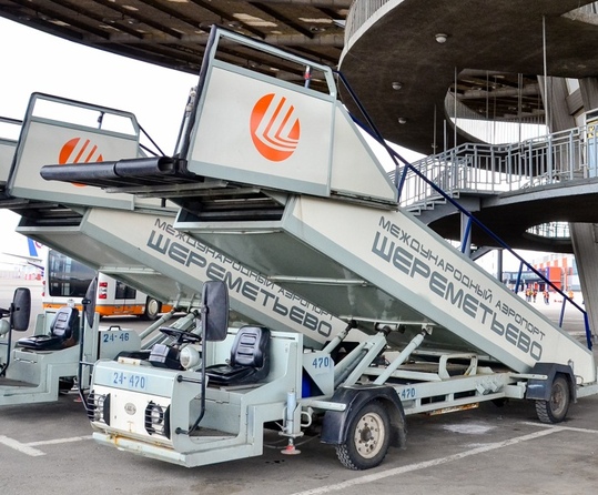 Self-propelled passenger stair, passenger stairs for passenger boarding