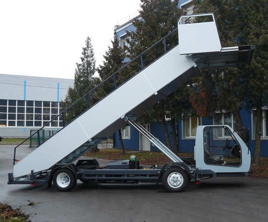 Self-propelled passenger stair, passenger stairs for passenger boarding