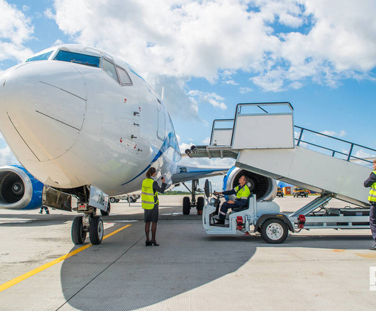 Self-propelled passenger stair, passenger stairs for passenger boarding